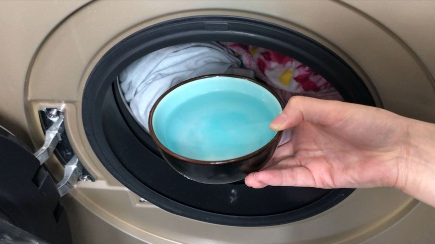 清洗床单时,往里加一碗水,多脏多旧的床单都能洗的干净如新
