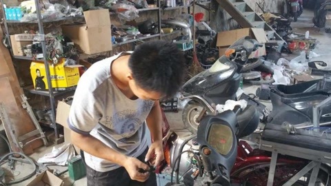 电动车刚充满电,一加速就掉两格电,什么原因,告诉你答案