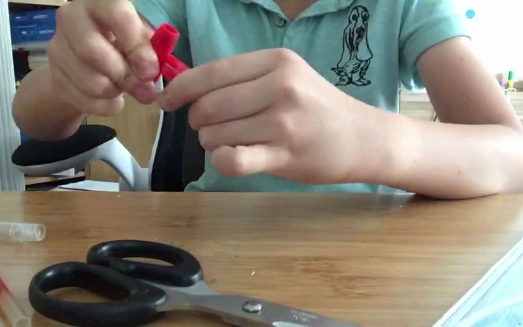 无需热熔胶,无需502,手把手教你用笔和口罩做蛛丝发射器!