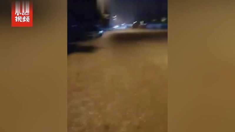 外卖员送餐时被积水困住,拍下现场视频给顾客,让其不要再催单了