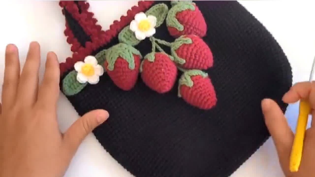 针织:草莓包教程1:起26针,钩针从左往右开织!
