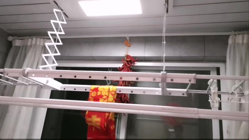 小伙新房买的电动晾衣架,自我感觉还挺方便实用的,价格也便宜!