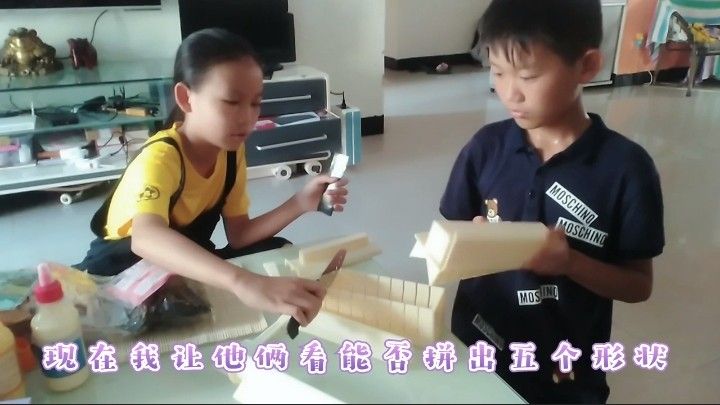 两孩子沉浸在模具世界里 既锻炼动手能力又可以吃 把女儿乐坏了