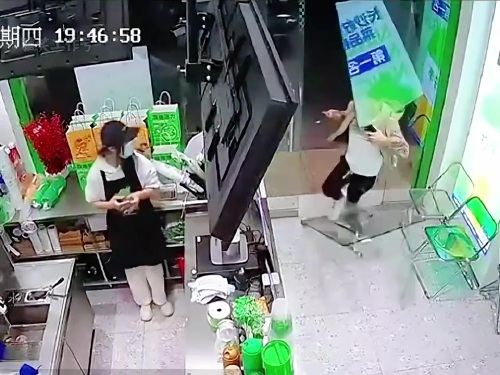 撞玻璃门的倒霉瞬间