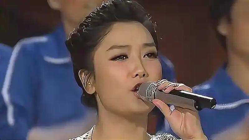 凤凰传奇、筷子兄弟演唱《最炫民族风》+《小苹果》,红遍大江南北的...