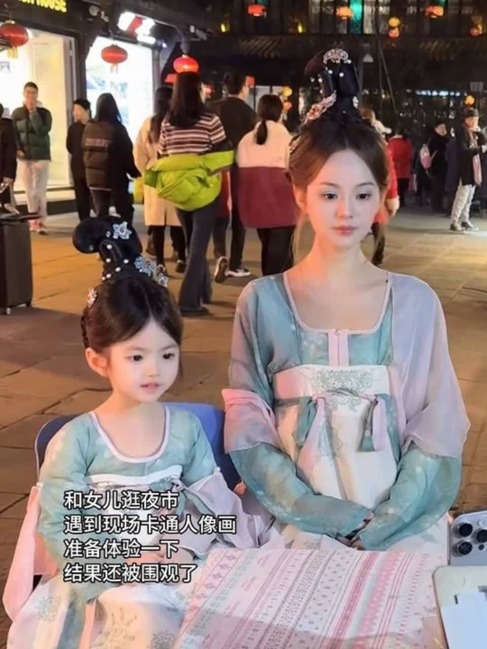 逛夜市体验街边的卡通人物画,被围观也一点不敢动