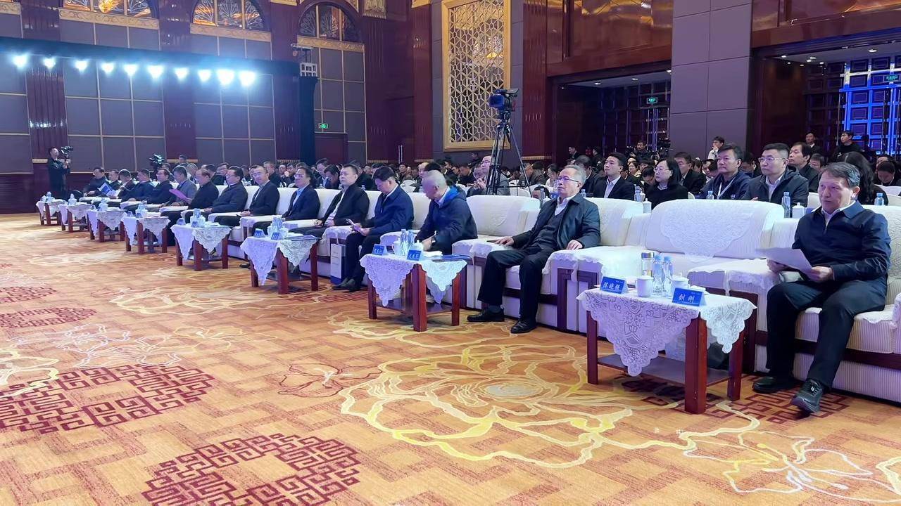 10月21日,2025半导体材料产业发展暨人工智能创新应用(德州)大会在...