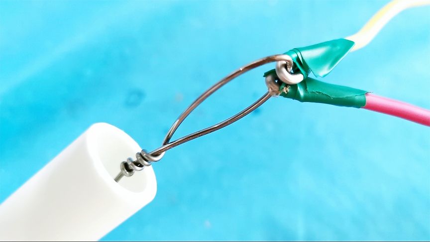 电工穿线总是卡在管里,穿不过去怎么办?教你一招,用钢丝穿电线