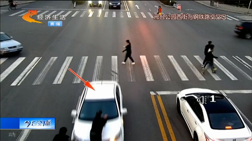 河北真实交通事故:不论机动车还是非机动车,斜穿马路都没好结果
