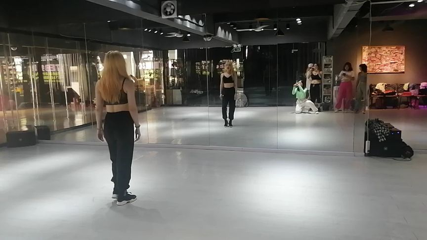 教你们简单的几个舞蹈动作