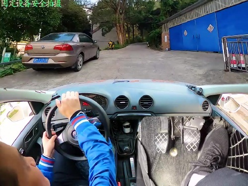 手动档爬坡加档与减档操作技巧