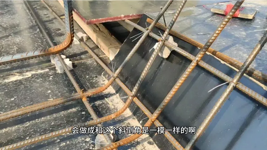 现浇梁底板横梁位置,凸出一个台阶,俗称加厚段,细节的施工方法