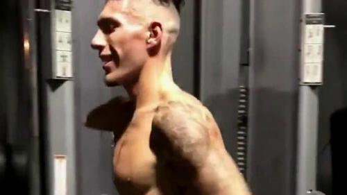 小伙子虽然残疾,但是丝毫不影响他健身,佩服这些身残志坚的人!