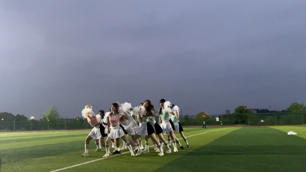 计算机与信息学院啦啦队--《小城夏天》