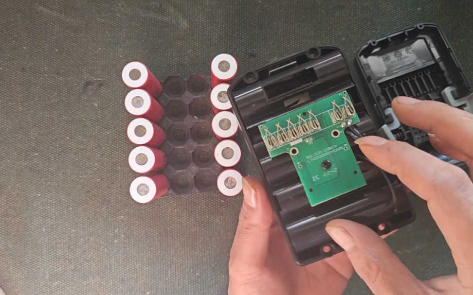 老式手电钻电池丢了买不到怎么办?教你买点配件自己也能做。