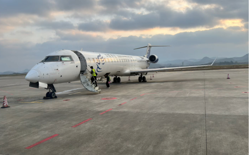 【火箭爬升率+斯图卡下降率!】华夏航空庞巴迪CRJ900客机贵阳龙洞...