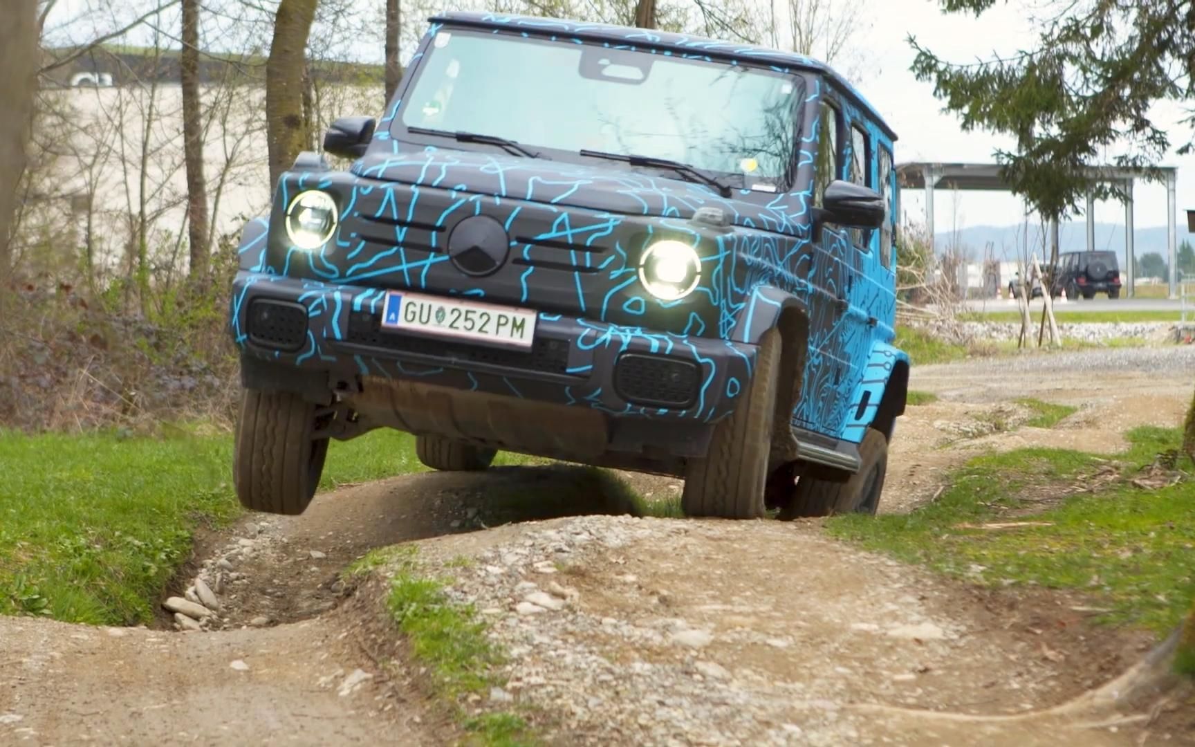 实测2024款奔驰EQG,电动版奔驰大G能否与仰望u8一较高下?眼见为实