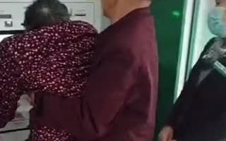 老人被抱起激活社保卡 现金交医保被拒 国家出手,后续来了