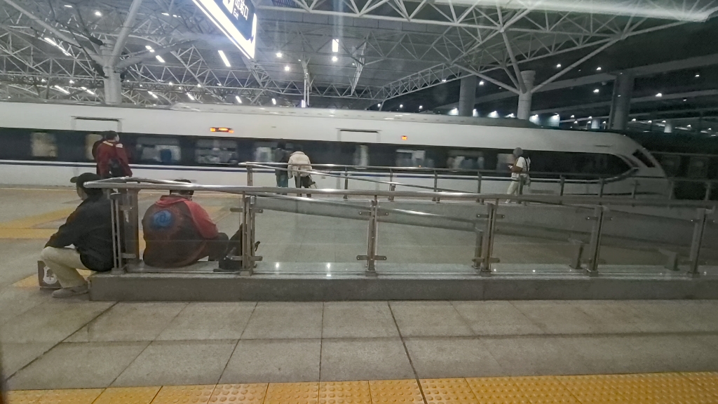 S1626次列车(上海南站-莘庄站)侧方展望