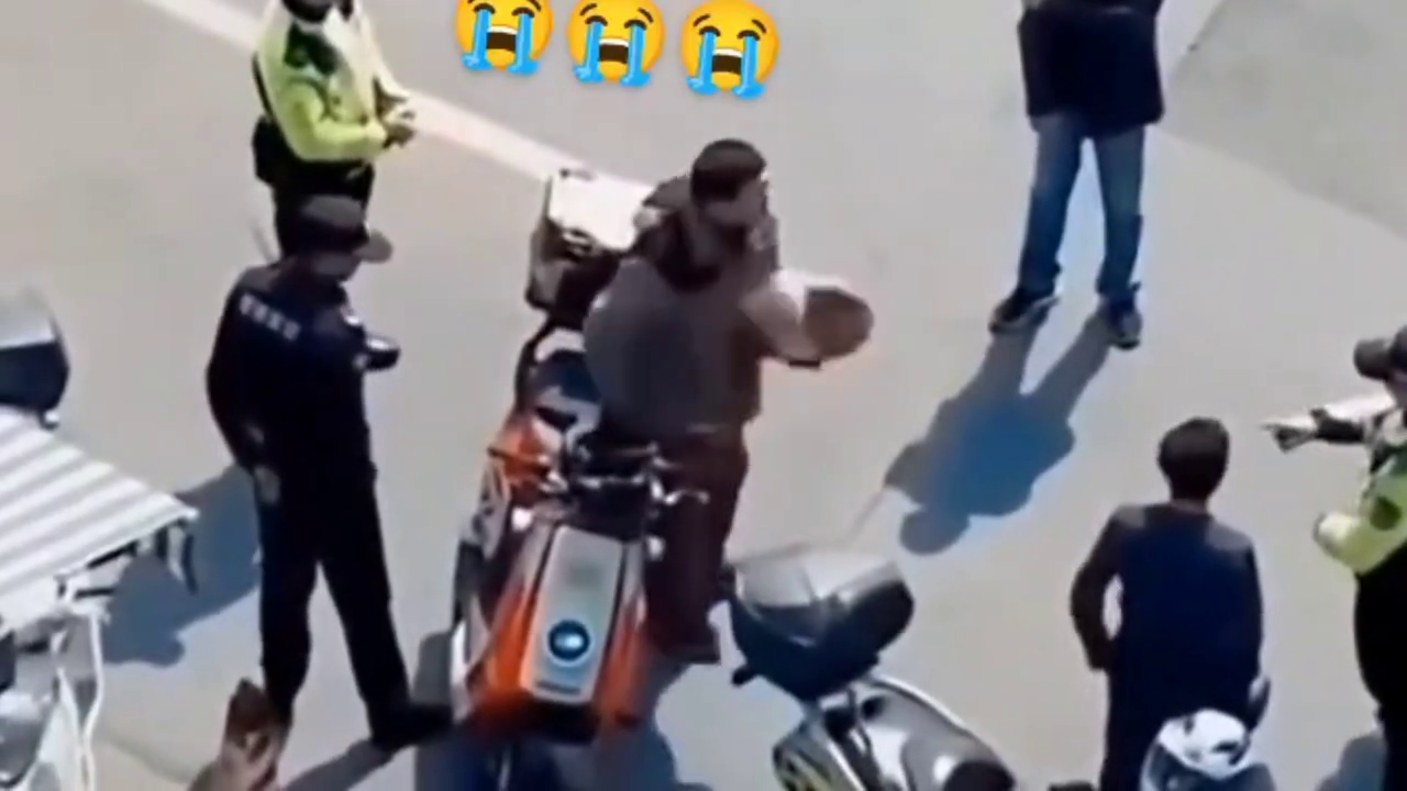 街头查电动车违规,男子崩溃了!