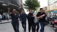 南京警方通报男子驾车撞人并持刀捅人事件:男子已被抓获