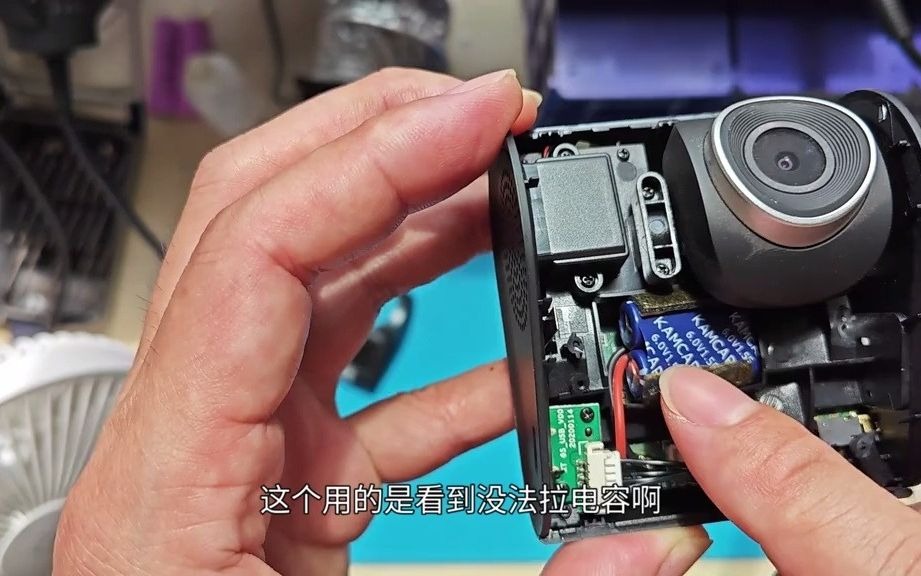 又是一个360行车记录仪 里面塑料都老化断裂变形 看来用了好多年了。