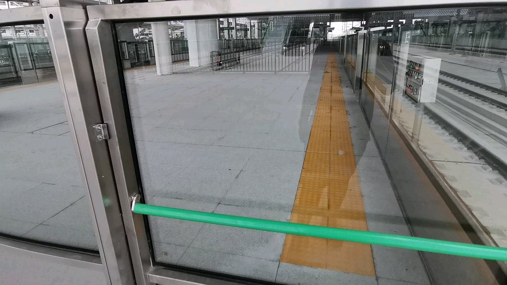 屏蔽门两端端门的使用方法