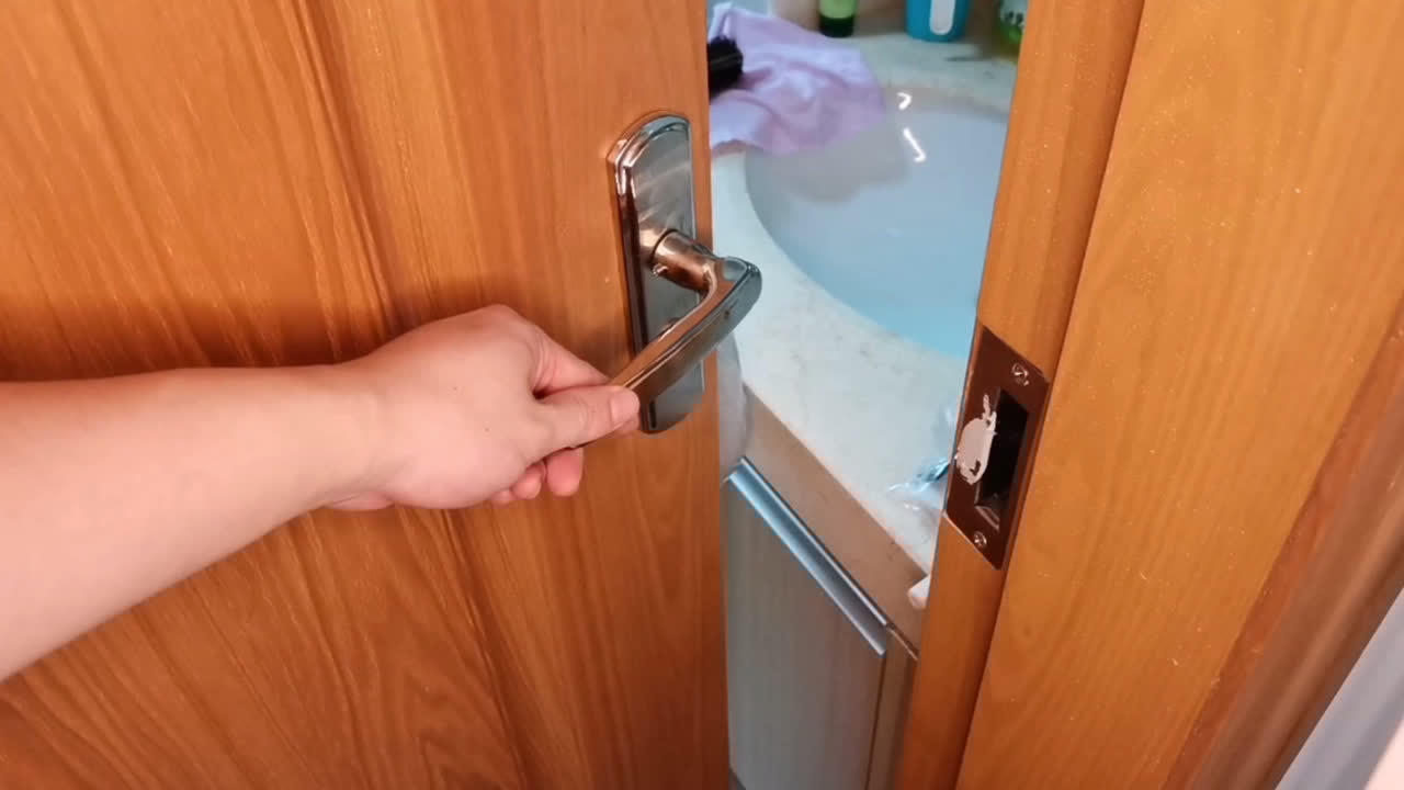 门被反锁怎么办?开锁匠不外传绝招,只需一枚硬币,一秒快速打开