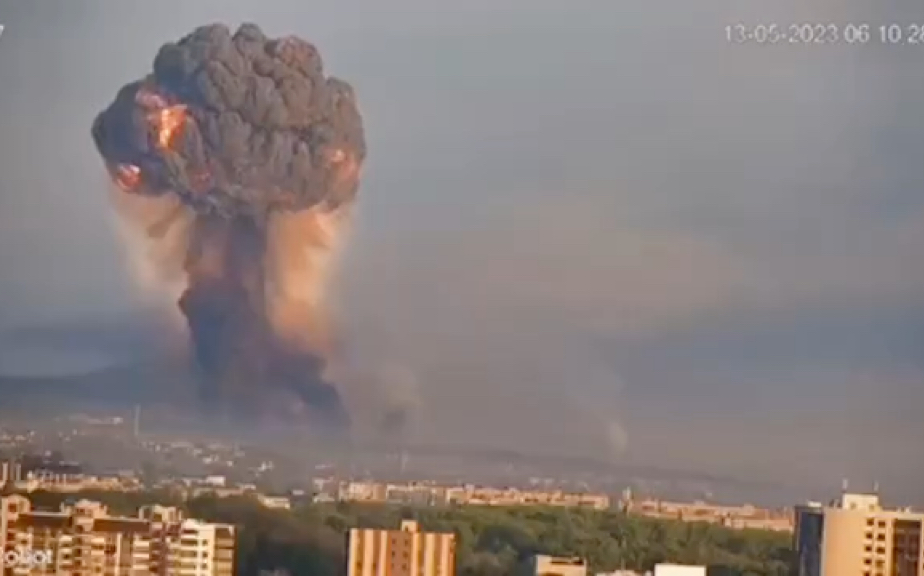 乌弹药库被炸!发生巨大的爆炸!巨大的蘑菇云!说是核弹袭击肯能都有人...