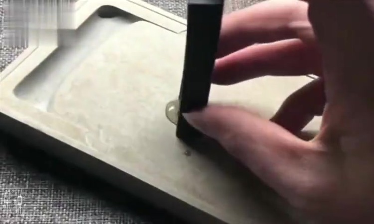 看到这样一举动,才知道古人用的墨,为何要手动研磨!