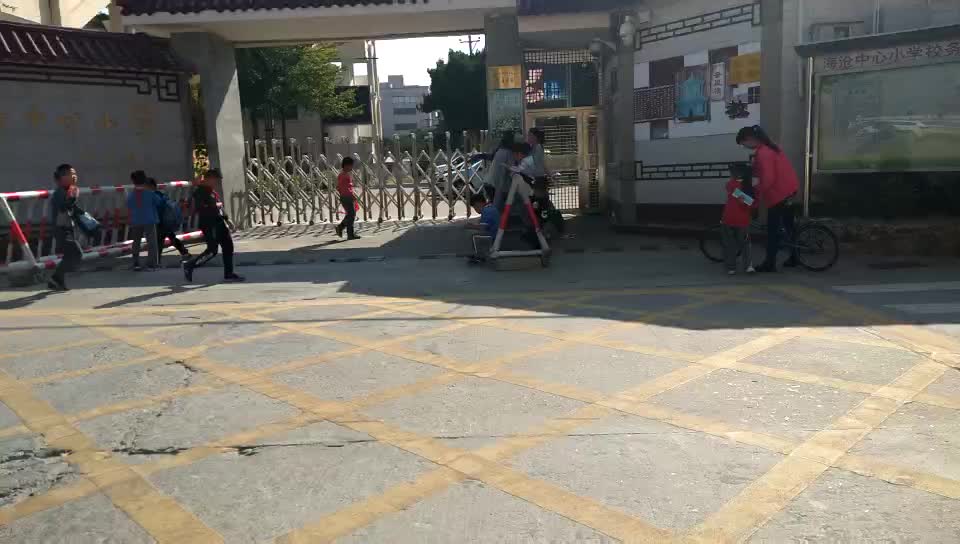 不到时间不让进校是考虑小孩安全,但在校门外难道就安全啦?
