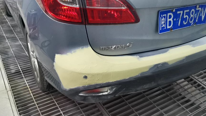 马自达喷漆5个面,天气太冷了放在烤漆房烤烤