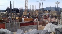 实拍建筑工地模板工师傅用模板拼夹基础地梁、承台工作全过程!