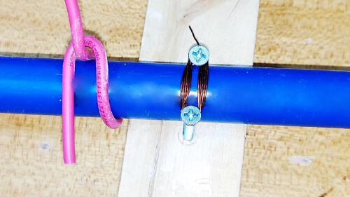 3根木方呈楼梯形排列,没有管卡怎么固定PVC硬水管?方法很简单