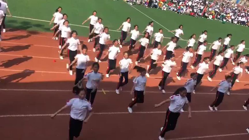 经过学生的辛苦排练,终于亮相校运会开幕式