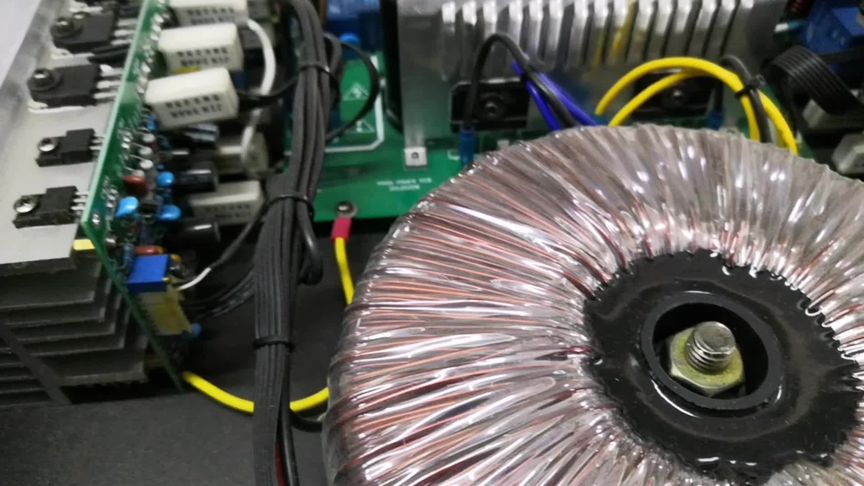 今天分享一台舞台功放,大环牛变压器,功率十足音质不错