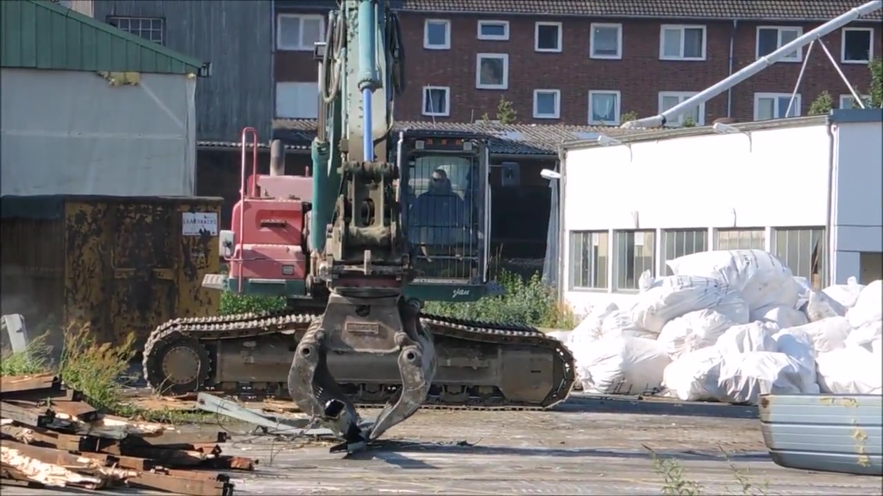 大型挖掘机日立350 5改装夹木头工作视频