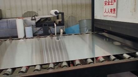 不锈钢的磨砂拉丝效果是如何加工的?不锈钢开始有一层白色的氧化层,...