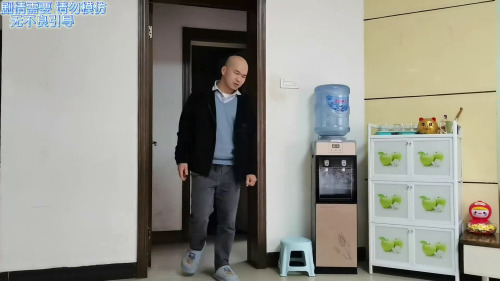 小九月欠了信用卡和网贷还不起,小张也没办法,只能让她哥哥还钱