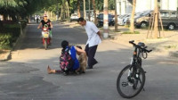 90老人扶路边电动车摔骨折,家属找车主索赔,索赔理由惊艳了网友