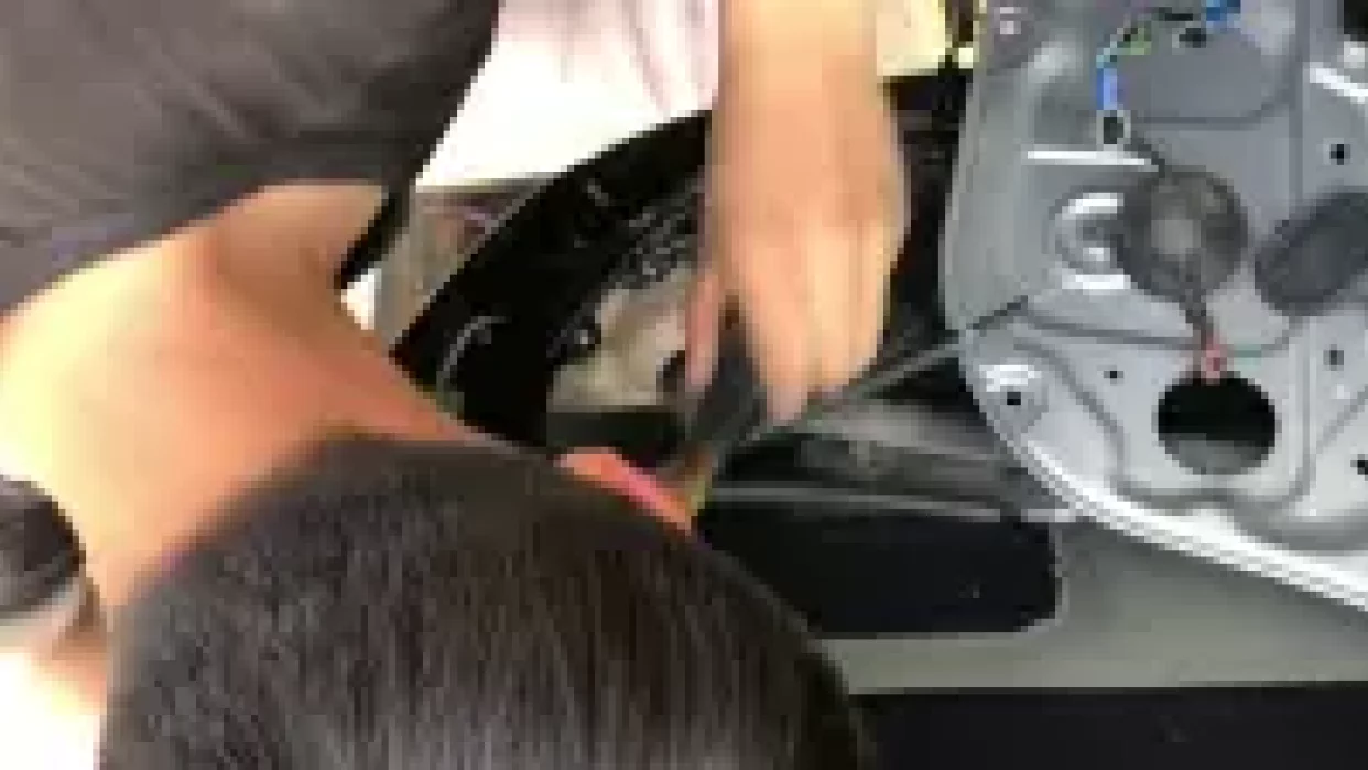 现代悦动右前门中控不好使拆锁块总成