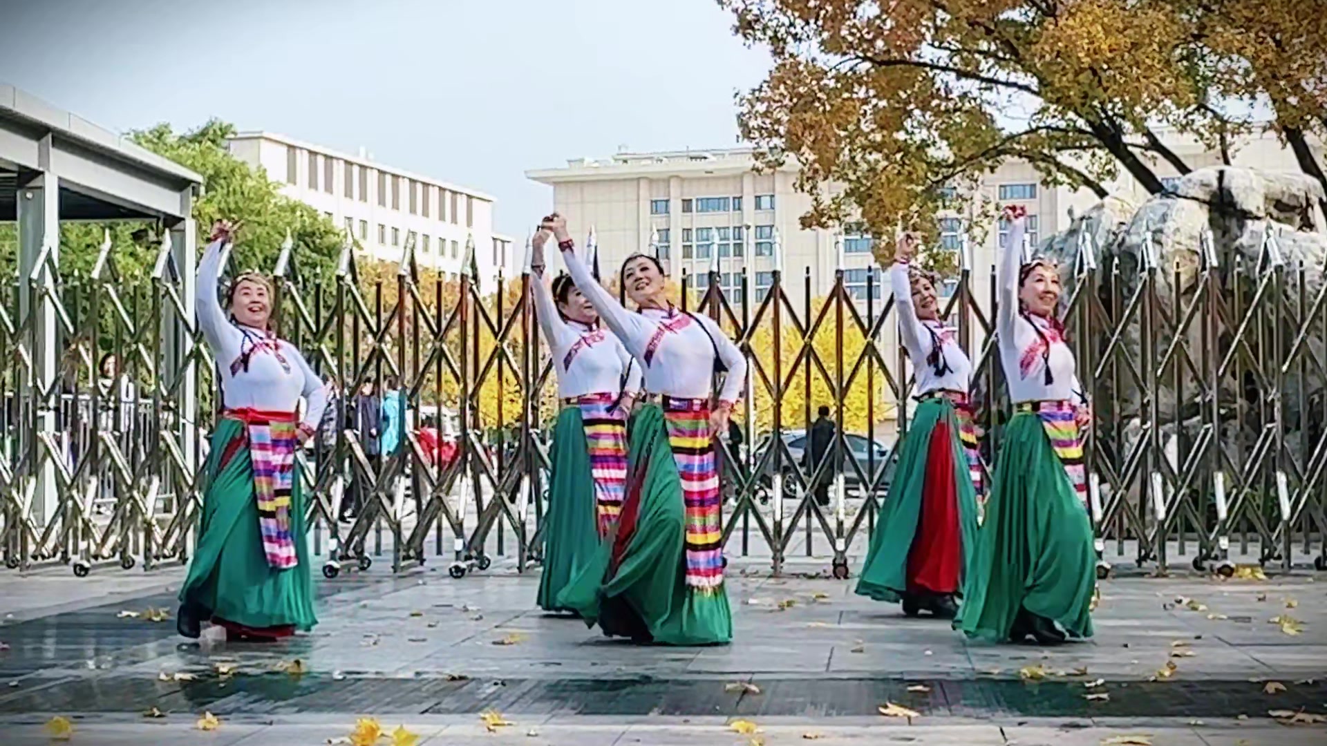 紫竹院惊现欢快民族舞!乐羽舞蹈队《洗衣歌》完整版太有感染力! 乐羽...