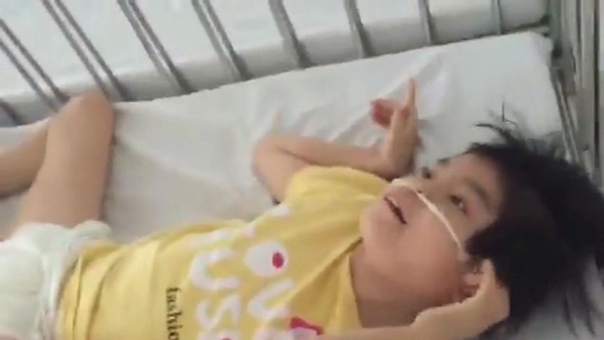 孤儿院的残疾孩子只能每天躺着,无法行走连坐立都是奢侈的