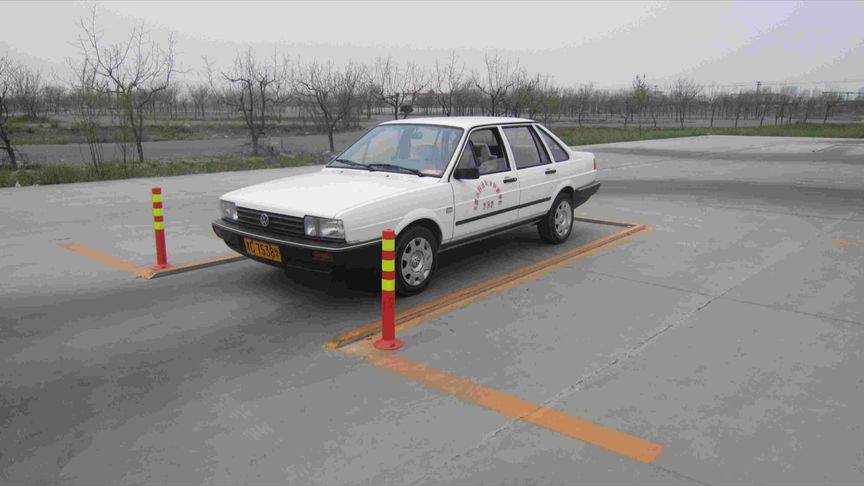 驾校练习倒车入库才几次学不会,用模拟驾驶器,想练多久就练多久