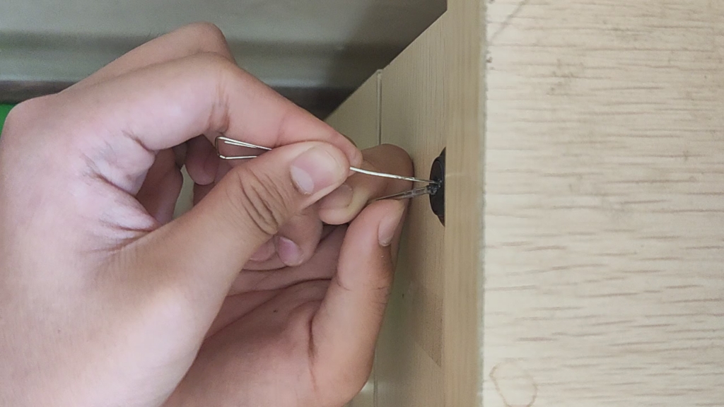 没有钥匙?用回形针加螺丝刀开锁