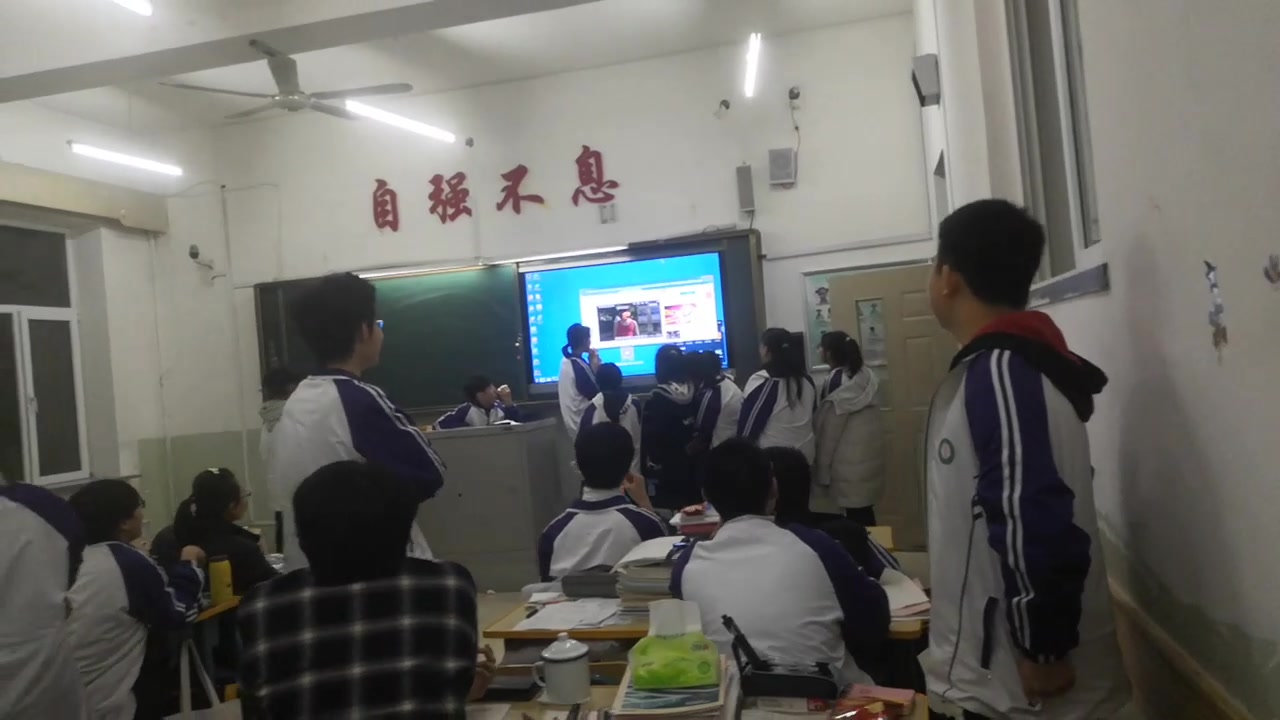 拉着一帮同学在教室白板上b站看经典老番