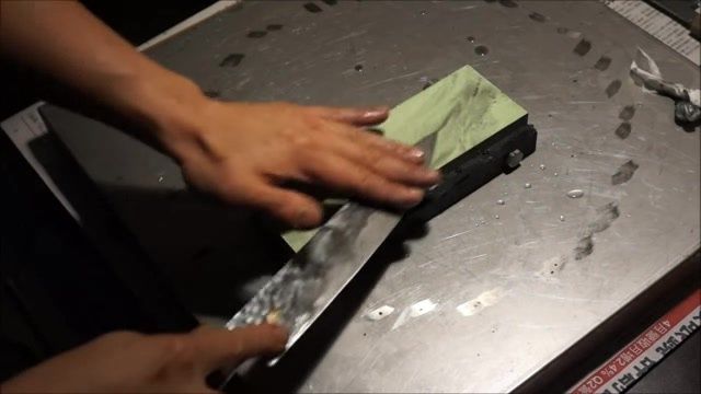 30年磨刀经验的老师傅一步一步示范给你看 如何磨一把锋利的刀