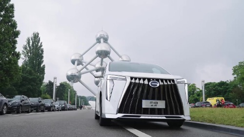 人类向往和平的巨型建筑 乘传祺M8 观布鲁塞尔原子模型塔