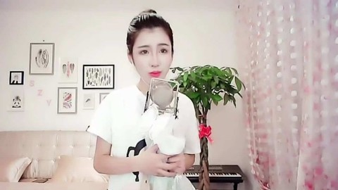 动听,女生演唱歌曲《我愿意》歌声美妙,细腻甜美