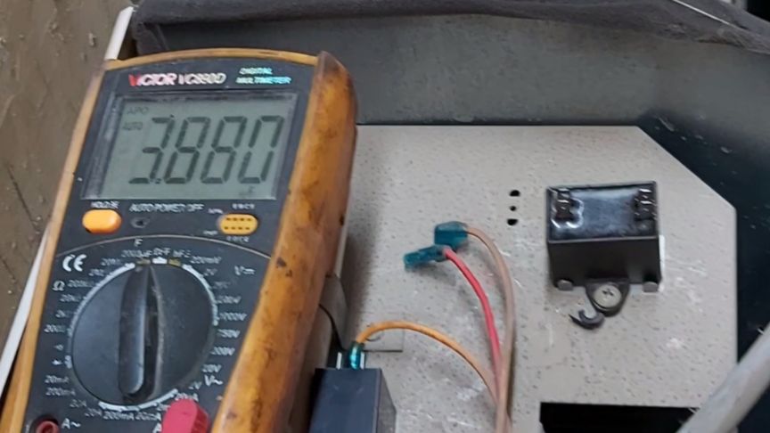 空调制冷10多分钟后出热风,是这只小电容坏了,换掉就好